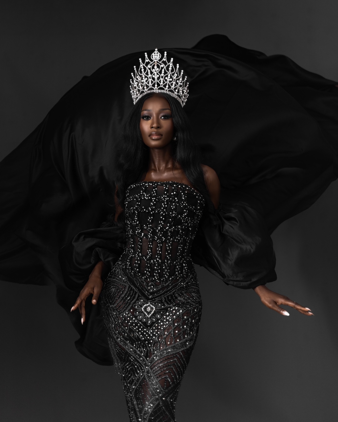Living with the Crown: A Day in the Life of Queen Damilola Bolarinde ...